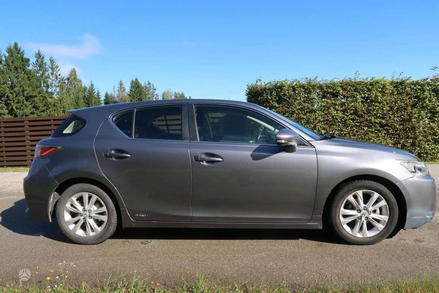 Grey Lexus CT 200h 2014 in Plunge, with an engine capacity of 1.80 L and mileage of 270 thousand km for 9200 €, photo 3 on AUTOMOTO.COM.LV