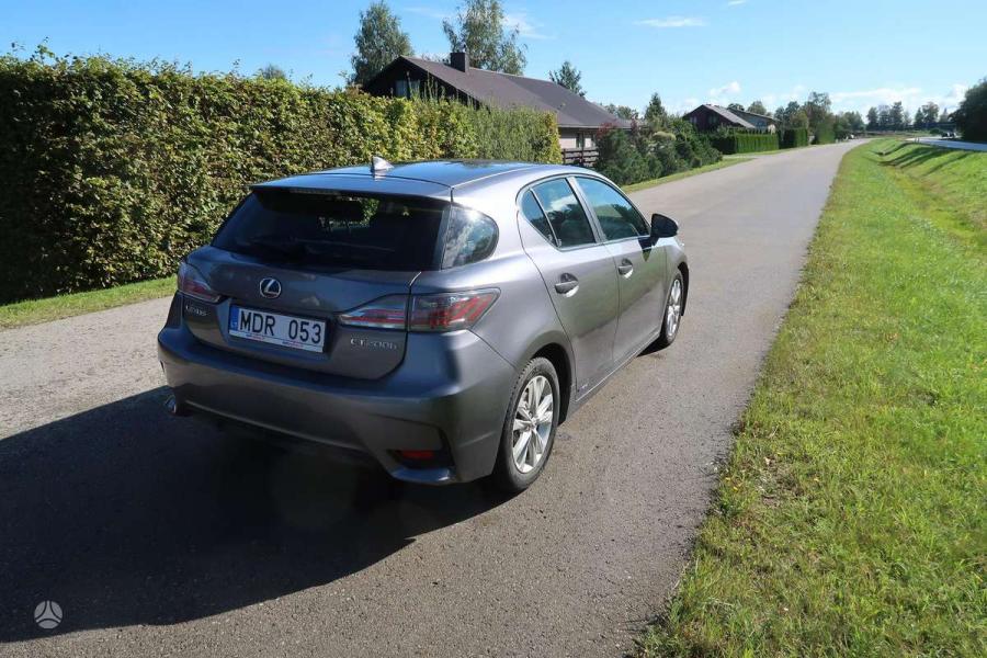 Grey Lexus CT 200h 2014 in Plunge, with an engine capacity of 1.80 L and mileage of 270 thousand km for 9200 €, photo 4 on AUTOMOTO.COM.LV