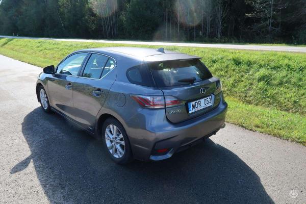 Grey Lexus CT 200h 2014 in Plunge, with an engine capacity of 1.80 L and mileage of 270 thousand km for 9200 €, photo 7 on AUTOMOTO.COM.LV