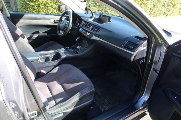 Grey Lexus CT 200h 2014 in Plunge, with an engine capacity of 1.80 L and mileage of 270 thousand km for 9200 €, photo 10 on AUTOMOTO.COM.LV