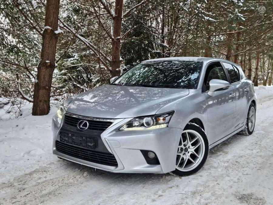 Grey Lexus CT 200h 2015 in Kaunas, with an engine capacity of 1.80 L and mileage of 250 thousand km for 10750 €, photo 3 on AUTOMOTO.COM.LV