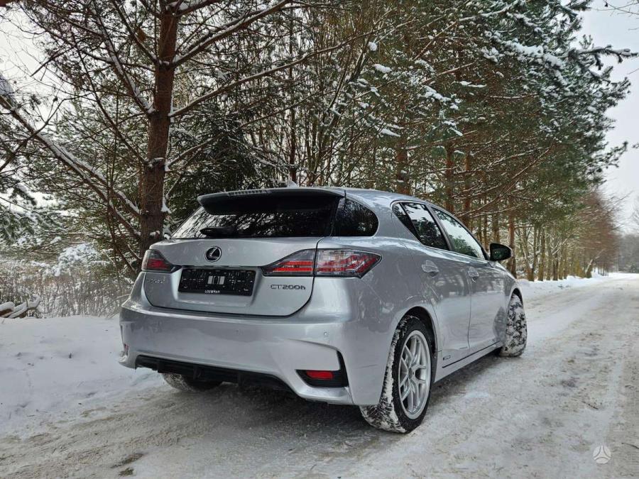 Grey Lexus CT 200h 2015 in Kaunas, with an engine capacity of 1.80 L and mileage of 250 thousand km for 10750 €, photo 5 on AUTOMOTO.COM.LV