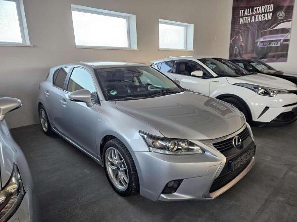 Grey Lexus CT 200h 2015 in Kaunas, with an engine capacity of 1.80 L and mileage of 250 thousand km for 10750 €, photo 1 on AUTOMOTO.COM.LV