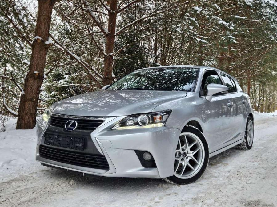 Grey Lexus CT 200h 2015 in Kaunas, with an engine capacity of 1.80 L and mileage of 250 thousand km for 10750 €, photo 1 on AUTOMOTO.COM.LV
