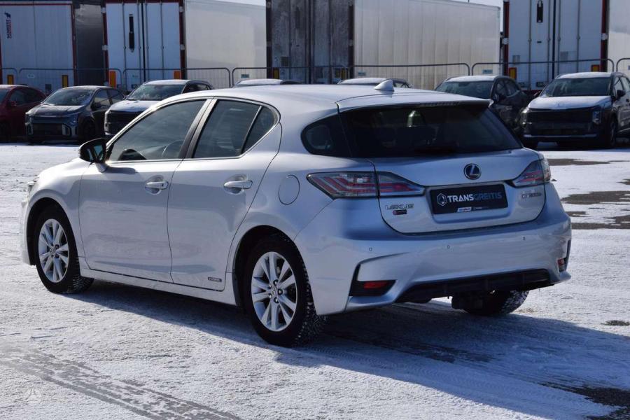 Pelēks Lexus CT 200h 2015 Viļņa, ar dzinēja tilpumu 1.80 L un nobraukumu 243 tūkst. km par 9999 €, foto 7 vietnē AUTOMOTO.COM.LV