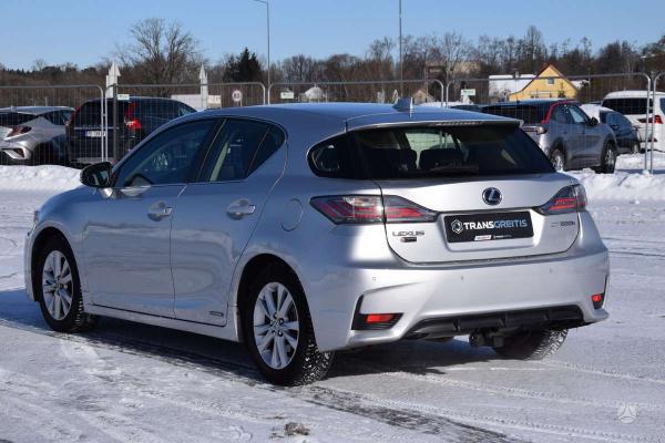 Pelēks Lexus CT 200h 2015 Viļņa, ar dzinēja tilpumu 1.80 L un nobraukumu 243 tūkst. km par 9999 €, foto 8 vietnē AUTOMOTO.COM.LV