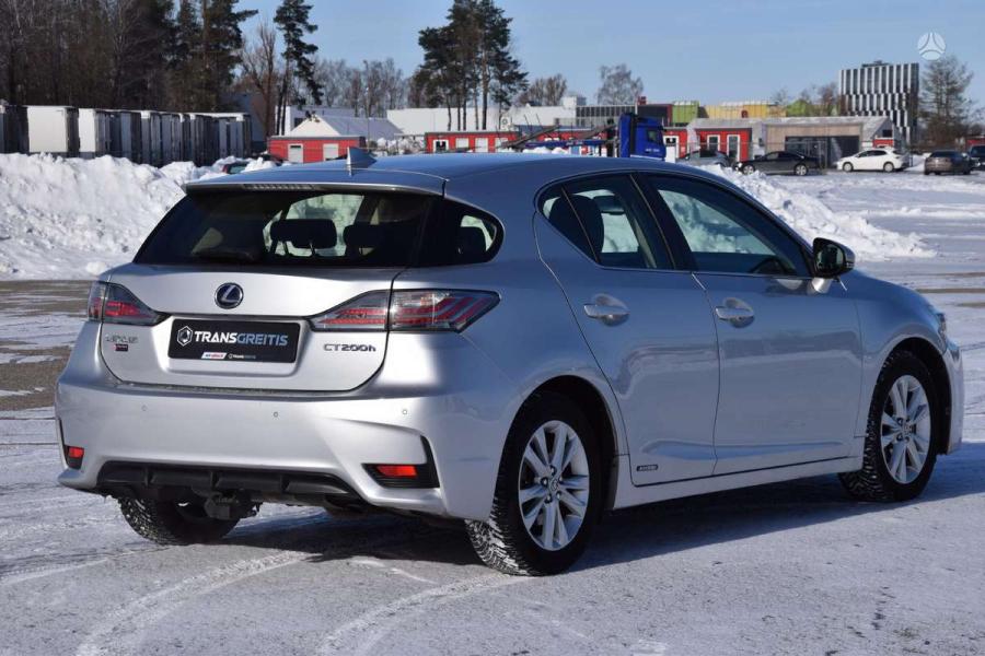 Pelēks Lexus CT 200h 2015 Viļņa, ar dzinēja tilpumu 1.80 L un nobraukumu 243 tūkst. km par 9999 €, foto 10 vietnē AUTOMOTO.COM.LV