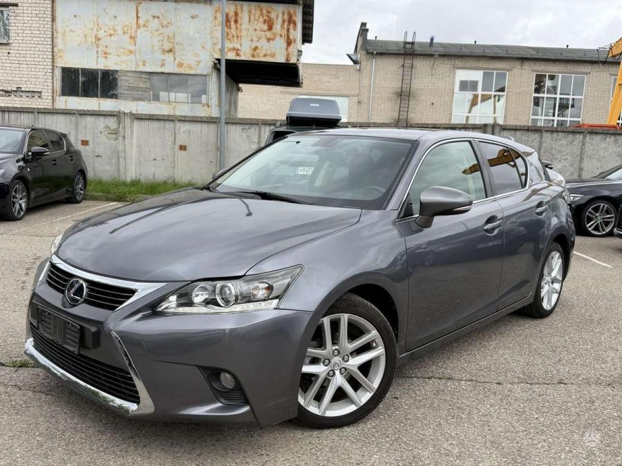Grey Lexus CT 200h 2015 in Vilnius, with an engine capacity of 1.80 L and mileage of 195 thousand km for 11200 €, photo 1 on AUTOMOTO.COM.LV