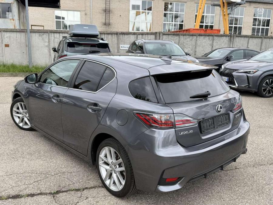 Grey Lexus CT 200h 2015 in Vilnius, with an engine capacity of 1.80 L and mileage of 195 thousand km for 11200 €, photo 12 on AUTOMOTO.COM.LV