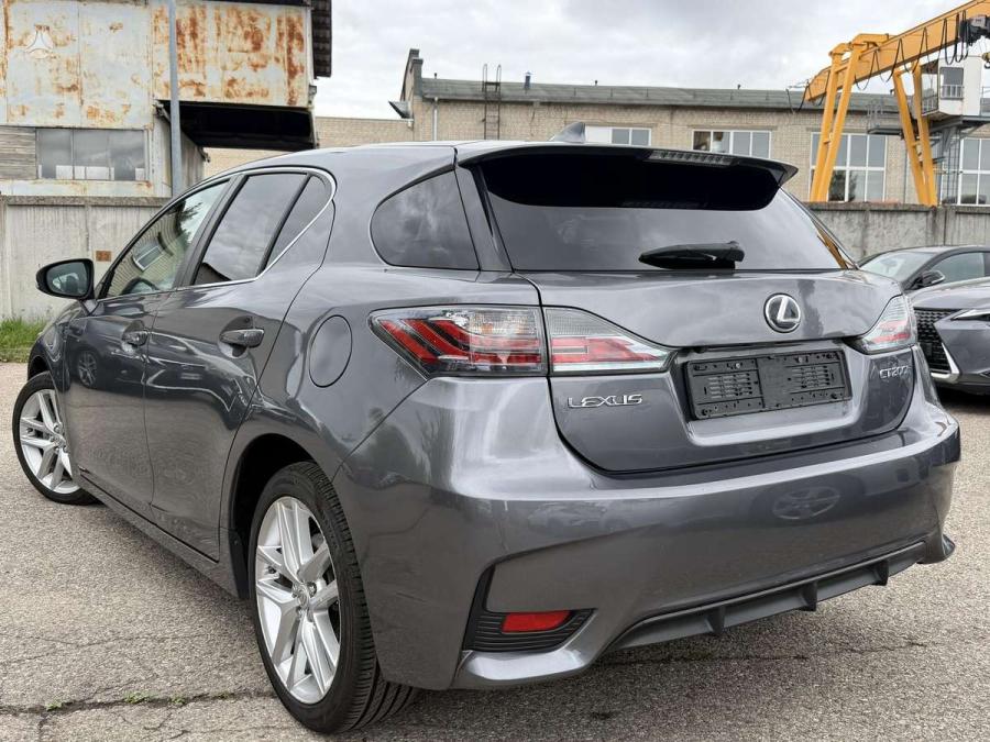Grey Lexus CT 200h 2015 in Vilnius, with an engine capacity of 1.80 L and mileage of 195 thousand km for 11200 €, photo 13 on AUTOMOTO.COM.LV