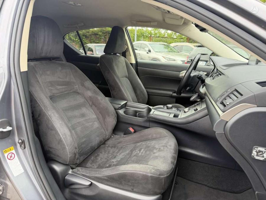 Grey Lexus CT 200h 2015 in Vilnius, with an engine capacity of 1.80 L and mileage of 195 thousand km for 11200 €, photo 18 on AUTOMOTO.COM.LV