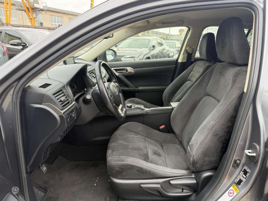 Grey Lexus CT 200h 2015 in Vilnius, with an engine capacity of 1.80 L and mileage of 195 thousand km for 11200 €, photo 20 on AUTOMOTO.COM.LV