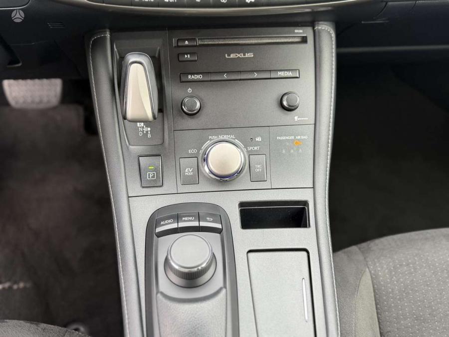 Grey Lexus CT 200h 2015 in Vilnius, with an engine capacity of 1.80 L and mileage of 195 thousand km for 11200 €, photo 21 on AUTOMOTO.COM.LV