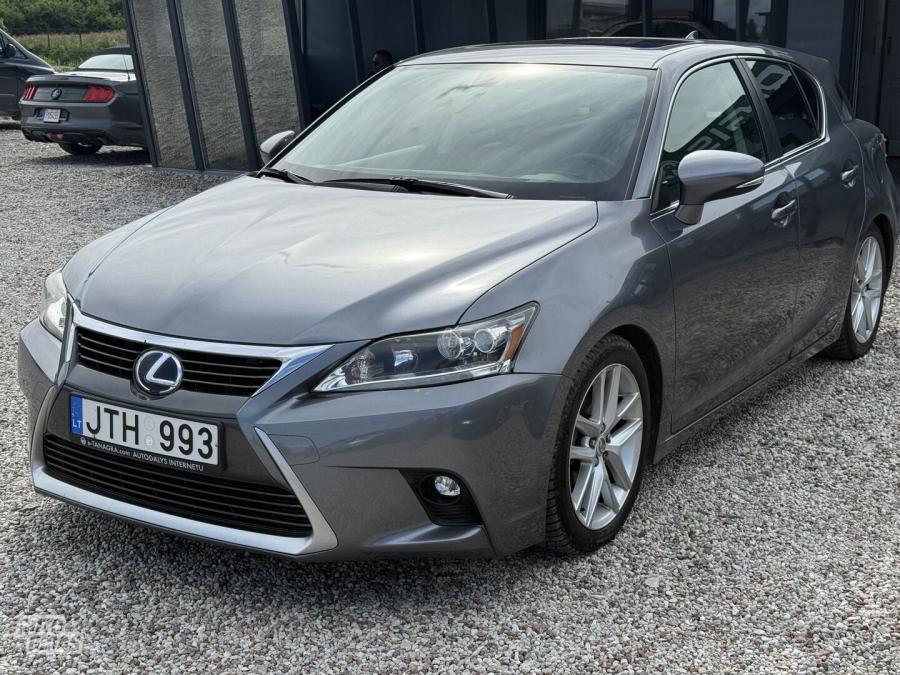 Grey Lexus CT 200h 2015 in Kretinga, with an engine capacity of 1.80 L and mileage of 108 thousand km for 12499 €, photo 4 on AUTOMOTO.COM.LV