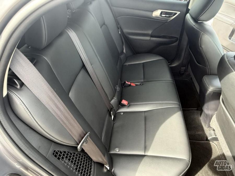 Grey Lexus CT 200h 2015 in Kretinga, with an engine capacity of 1.80 L and mileage of 108 thousand km for 12499 €, photo 29 on AUTOMOTO.COM.LV