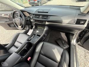 Grey Lexus CT 200h 2015 in Kretinga, with an engine capacity of 1.80 L and mileage of 108 thousand km for 12499 €, photo 32 on AUTOMOTO.COM.LV