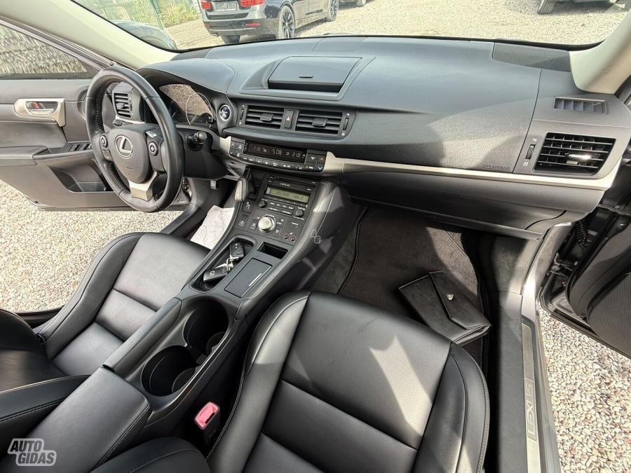 Grey Lexus CT 200h 2015 in Kretinga, with an engine capacity of 1.80 L and mileage of 108 thousand km for 12499 €, photo 32 on AUTOMOTO.COM.LV