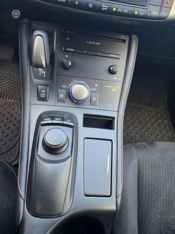 Pelēks Lexus CT 200h 2015 Viļņa, ar dzinēja tilpumu 1.80 L un nobraukumu 171 tūkst. km par 11850 €, foto 6 vietnē AUTOMOTO.COM.LV