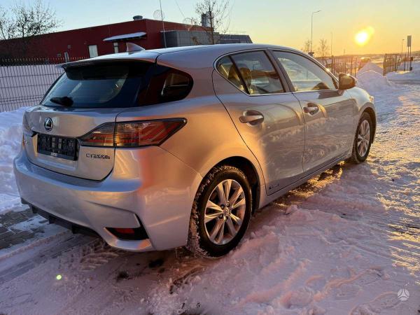 Pelēks Lexus CT 200h 2016 Panevēža, ar dzinēja tilpumu 1.80 L un nobraukumu 96 tūkst. km par 12400 €, foto 3 vietnē AUTOMOTO.COM.LV