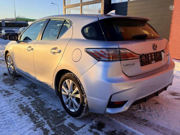 Pelēks Lexus CT 200h 2016 Panevēža, ar dzinēja tilpumu 1.80 L un nobraukumu 96 tūkst. km par 12400 €, foto 4 vietnē AUTOMOTO.COM.LV