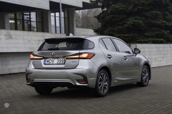 Grey Lexus CT 200h 2018 in Vilnius, with an engine capacity of 1.80 L and mileage of 62 thousand km for 15300 €, photo 6 on AUTOMOTO.COM.LV