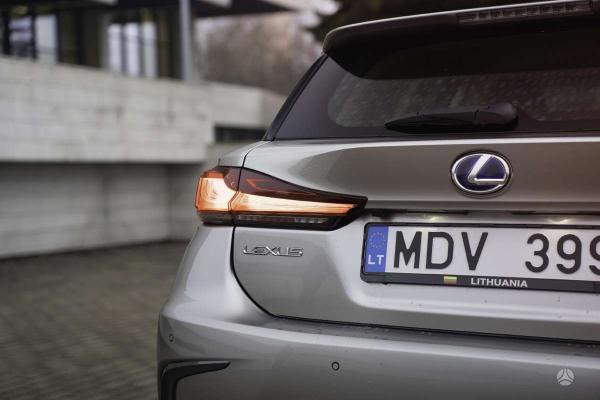 Grey Lexus CT 200h 2018 in Vilnius, with an engine capacity of 1.80 L and mileage of 62 thousand km for 15300 €, photo 9 on AUTOMOTO.COM.LV