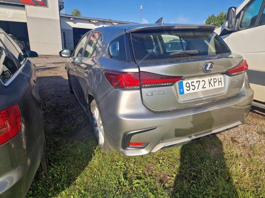 Grey Lexus CT 200h 2018 in Panevezys, with an engine capacity of 0.00 L and mileage of 150 thousand km for 9000 €, photo 3 on AUTOMOTO.COM.LV