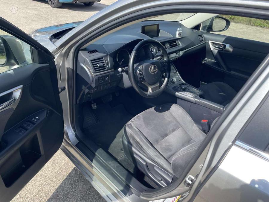 Grey Lexus CT 200h 2018 in Vilnius, with an engine capacity of 1.80 L and mileage of 66 thousand km for 16900 €, photo 10 on AUTOMOTO.COM.LV