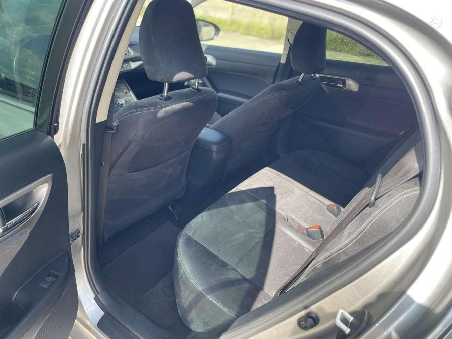 Grey Lexus CT 200h 2018 in Vilnius, with an engine capacity of 1.80 L and mileage of 66 thousand km for 16900 €, photo 11 on AUTOMOTO.COM.LV