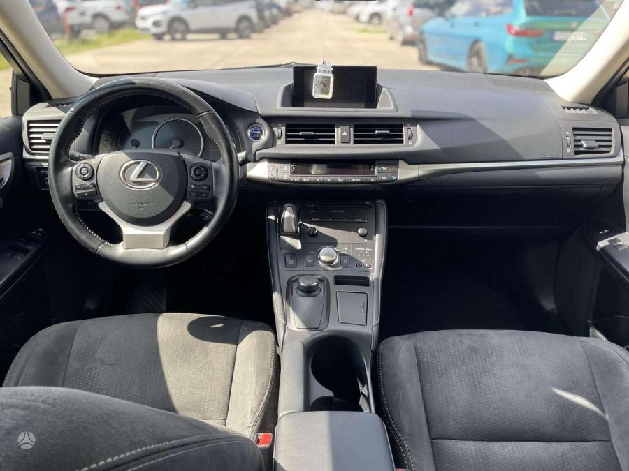 Grey Lexus CT 200h 2018 in Vilnius, with an engine capacity of 1.80 L and mileage of 66 thousand km for 16900 €, photo 9 on AUTOMOTO.COM.LV