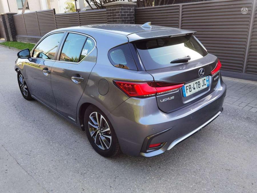 Grey Lexus CT 200h 2018 in Kaunas, with an engine capacity of 1.80 L and mileage of 100 thousand km for 7900 €, photo 1 on AUTOMOTO.COM.LV