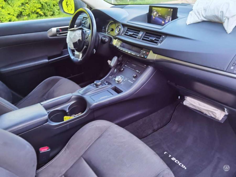 Grey Lexus CT 200h 2018 in Kaunas, with an engine capacity of 1.80 L and mileage of 100 thousand km for 7900 €, photo 12 on AUTOMOTO.COM.LV