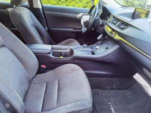 Grey Lexus CT 200h 2018 in Kaunas, with an engine capacity of 1.80 L and mileage of 100 thousand km for 7900 €, photo 13 on AUTOMOTO.COM.LV