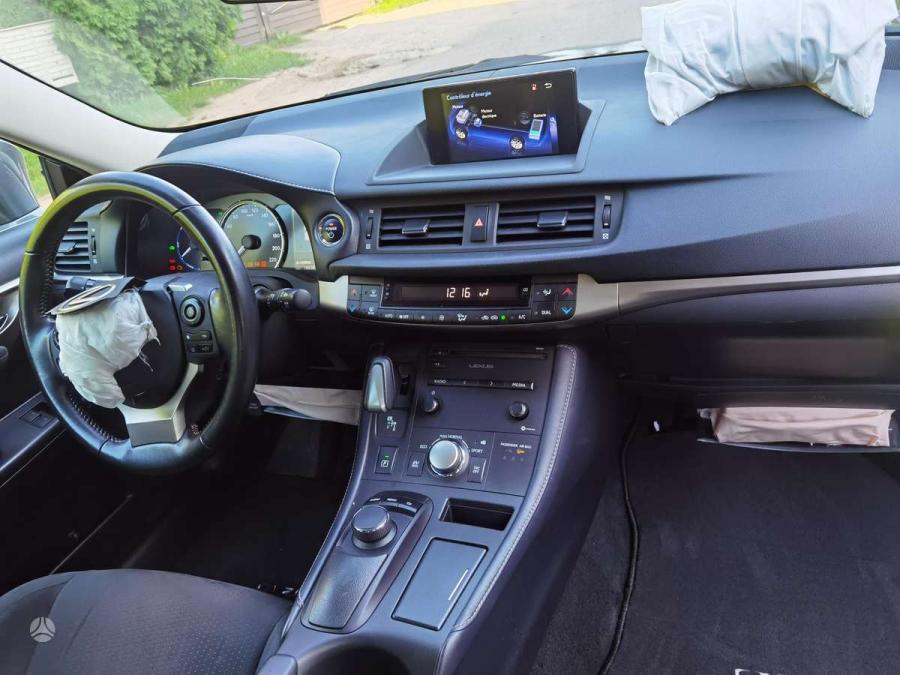 Grey Lexus CT 200h 2018 in Kaunas, with an engine capacity of 1.80 L and mileage of 100 thousand km for 7900 €, photo 15 on AUTOMOTO.COM.LV