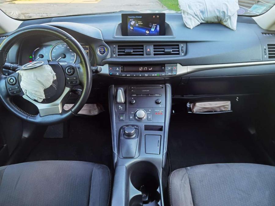 Grey Lexus CT 200h 2018 in Kaunas, with an engine capacity of 1.80 L and mileage of 100 thousand km for 7900 €, photo 16 on AUTOMOTO.COM.LV