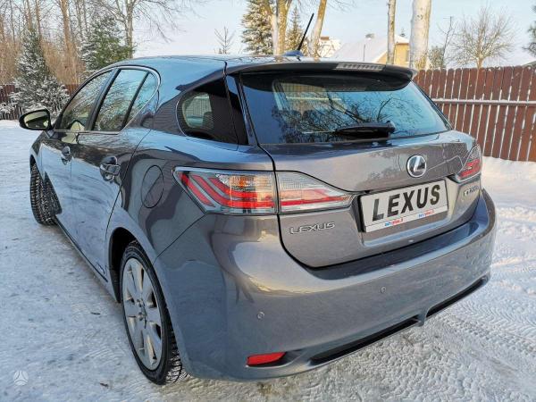 Lexus CT 200h 2012 in Siauliai, with an engine capacity of 1.80 L and mileage of 260 thousand km for 8200 €, photo 4 on AUTOMOTO.COM.LV