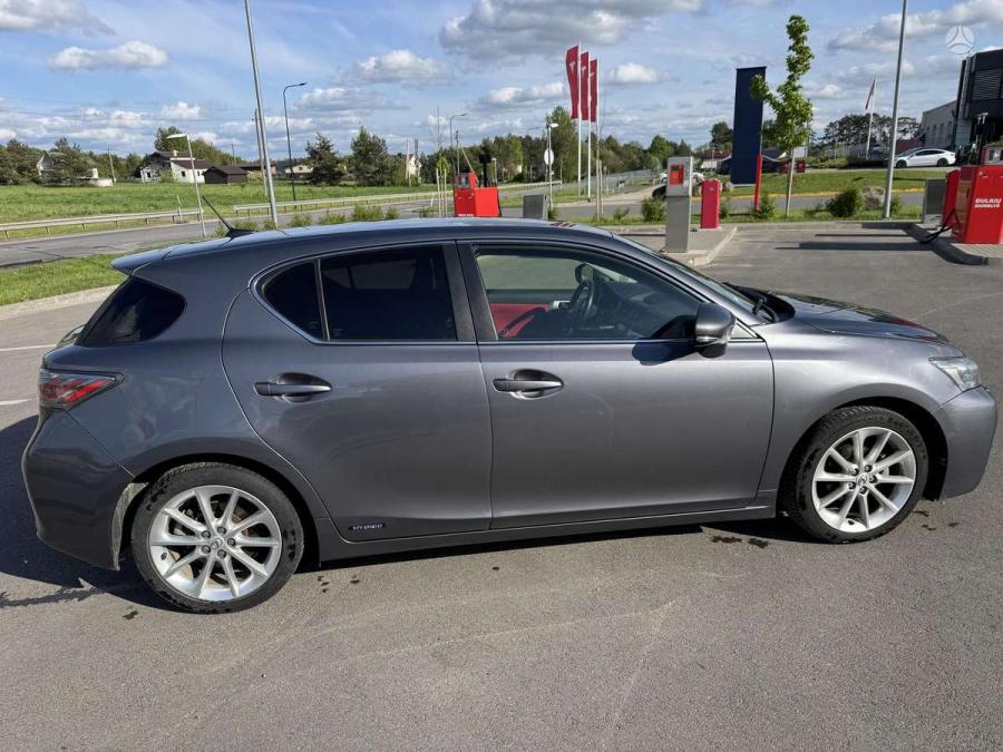 Lexus CT 200h 2012 in Vilnius, with an engine capacity of 1.80 L and mileage of 241 thousand km for 8200 €, photo 6 on AUTOMOTO.COM.LV