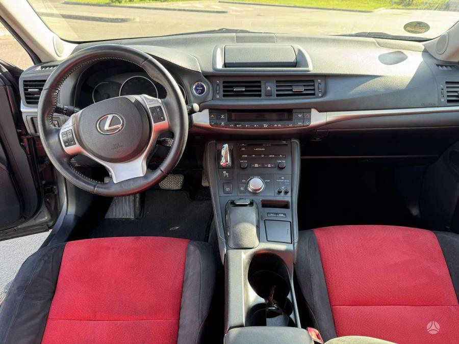 Lexus CT 200h 2012 in Vilnius, with an engine capacity of 1.80 L and mileage of 241 thousand km for 8200 €, photo 13 on AUTOMOTO.COM.LV