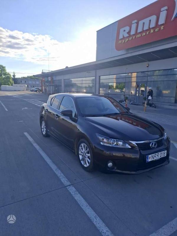 Sarkans Lexus CT 200h 2011 Viļņa, ar dzinēja tilpumu 1.80 L un nobraukumu 257 tūkst. km par 7700 €, foto 1 vietnē AUTOMOTO.COM.LV