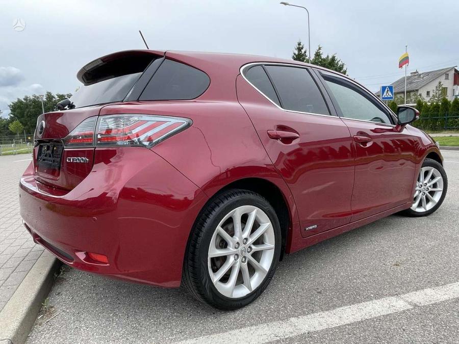 Red Lexus CT 200h 2012 in Vilnius, with an engine capacity of 1.80 L and mileage of 281 thousand km for 7600 €, photo 1 on AUTOMOTO.COM.LV