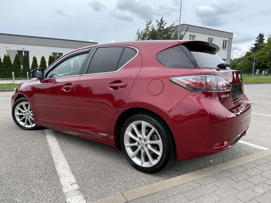 Red Lexus CT 200h 2012 in Vilnius, with an engine capacity of 1.80 L and mileage of 281 thousand km for 7600 €, photo 10 on AUTOMOTO.COM.LV