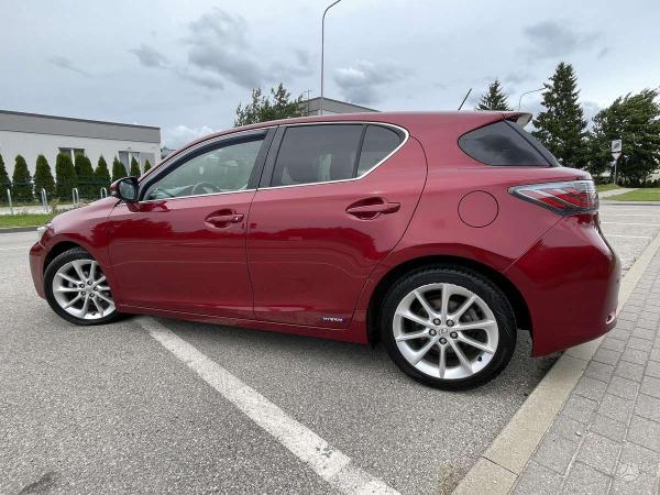 Red Lexus CT 200h 2012 in Vilnius, with an engine capacity of 1.80 L and mileage of 281 thousand km for 7600 €, photo 10 on AUTOMOTO.COM.LV