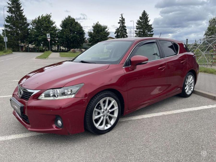 Red Lexus CT 200h 2012 in Vilnius, with an engine capacity of 1.80 L and mileage of 281 thousand km for 7600 €, photo 15 on AUTOMOTO.COM.LV