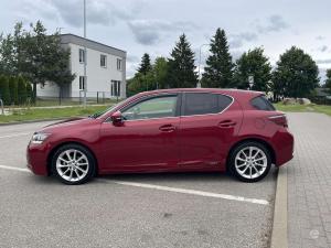 Red Lexus CT 200h 2012 in Vilnius, with an engine capacity of 1.80 L and mileage of 281 thousand km for 7600 €, photo 16 on AUTOMOTO.COM.LV