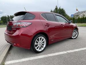 Red Lexus CT 200h 2012 in Vilnius, with an engine capacity of 1.80 L and mileage of 282 thousand km for 7950 €, photo 3 on AUTOMOTO.COM.LV