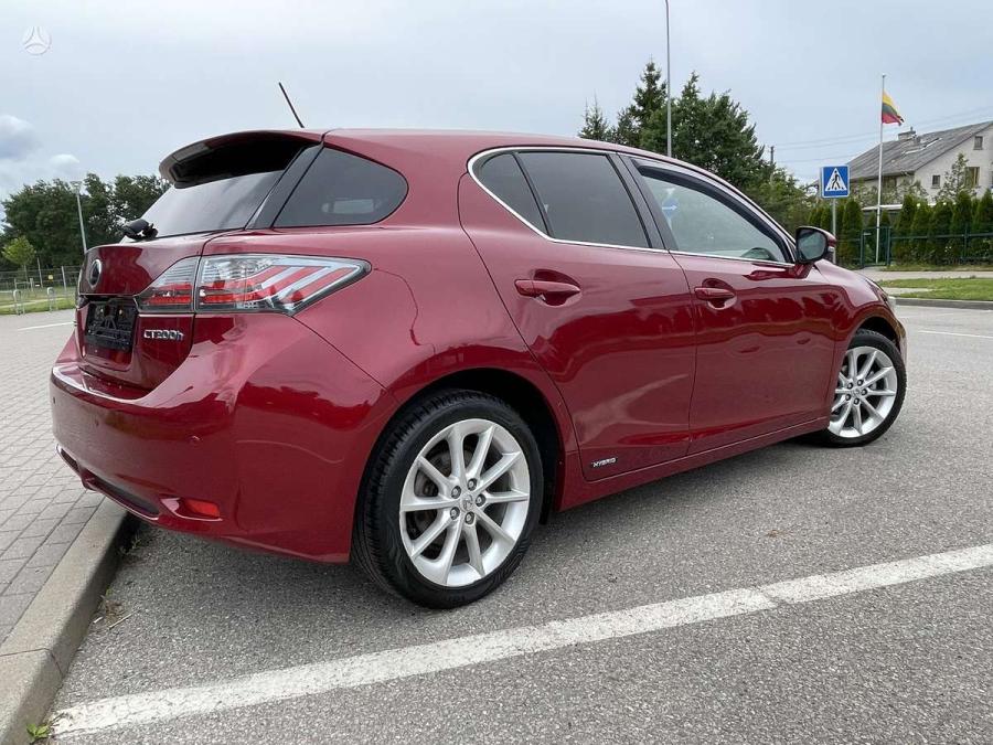Red Lexus CT 200h 2012 in Vilnius, with an engine capacity of 1.80 L and mileage of 282 thousand km for 7950 €, photo 3 on AUTOMOTO.COM.LV