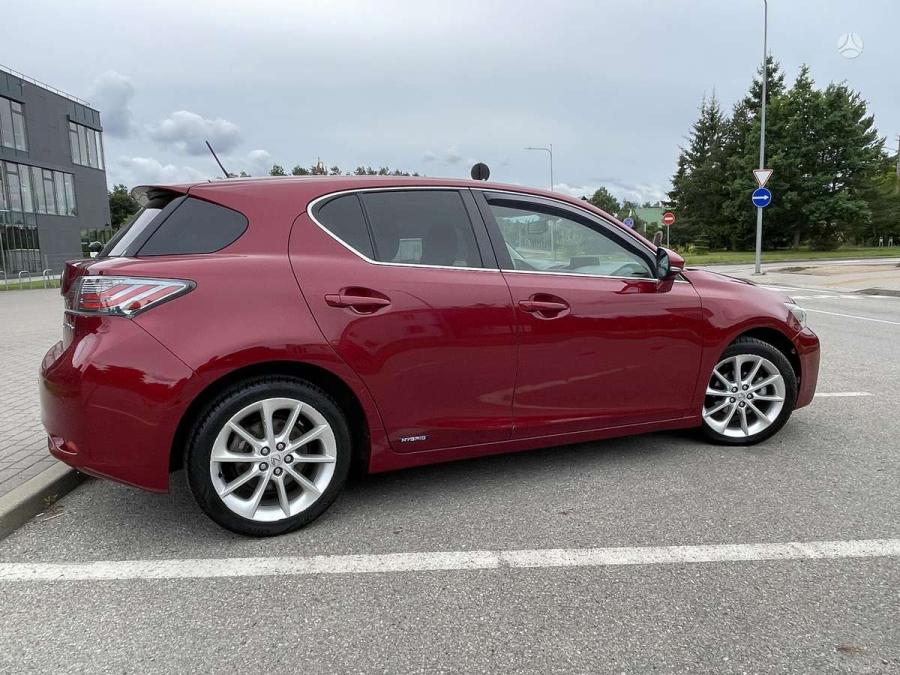Red Lexus CT 200h 2012 in Vilnius, with an engine capacity of 1.80 L and mileage of 282 thousand km for 7950 €, photo 5 on AUTOMOTO.COM.LV