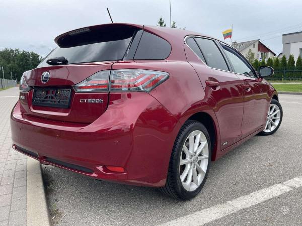 Red Lexus CT 200h 2012 in Vilnius, with an engine capacity of 1.80 L and mileage of 282 thousand km for 7950 €, photo 5 on AUTOMOTO.COM.LV