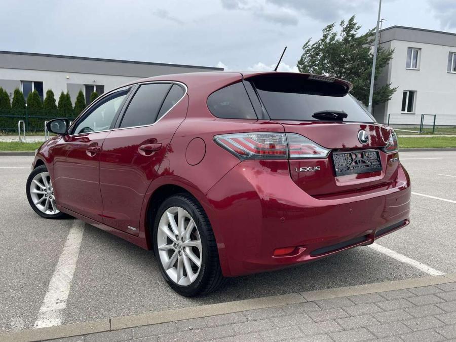 Red Lexus CT 200h 2012 in Vilnius, with an engine capacity of 1.80 L and mileage of 282 thousand km for 7950 €, photo 9 on AUTOMOTO.COM.LV