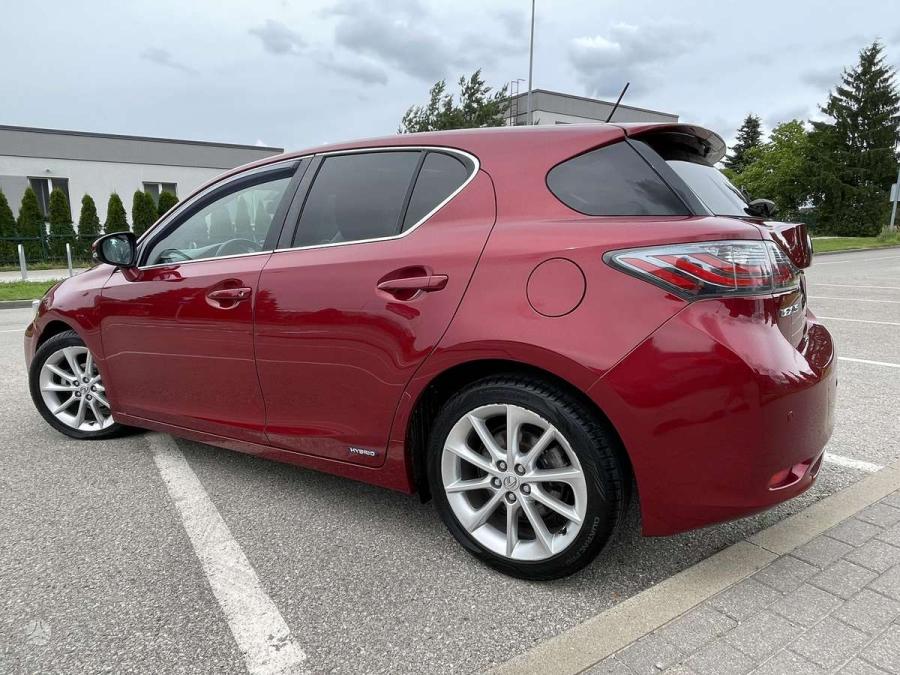 Red Lexus CT 200h 2012 in Vilnius, with an engine capacity of 1.80 L and mileage of 282 thousand km for 7950 €, photo 10 on AUTOMOTO.COM.LV